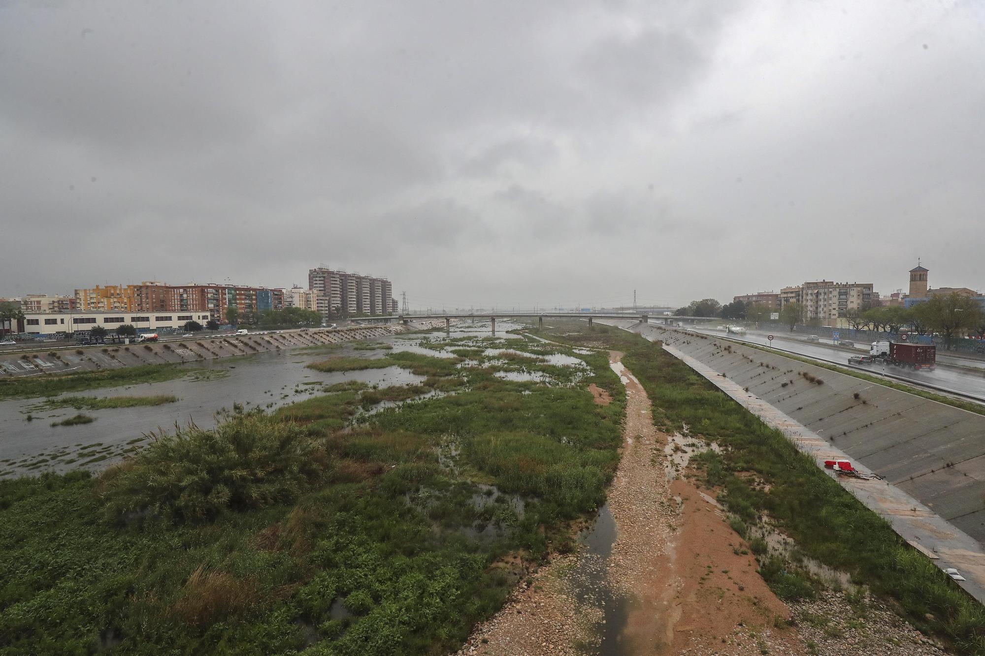 El nuevo cauce del río Turia lleno, de nuevo, por el temporal de ...