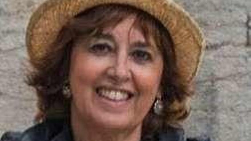 La maestra Emma Lobato presenta su primer libro: "Versos desflecados"