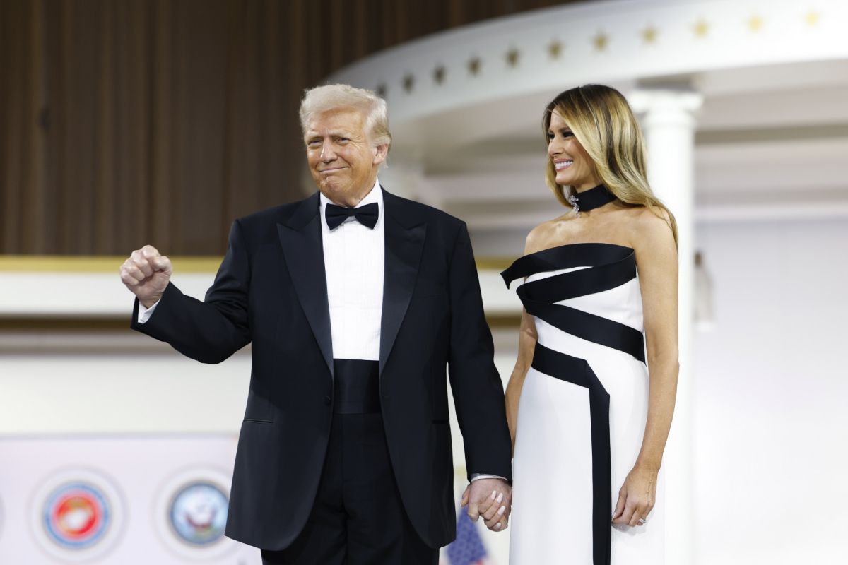 MELANIA TRUMP LOOK | El impresionante vestido bicolor de Hervé Pierre ...