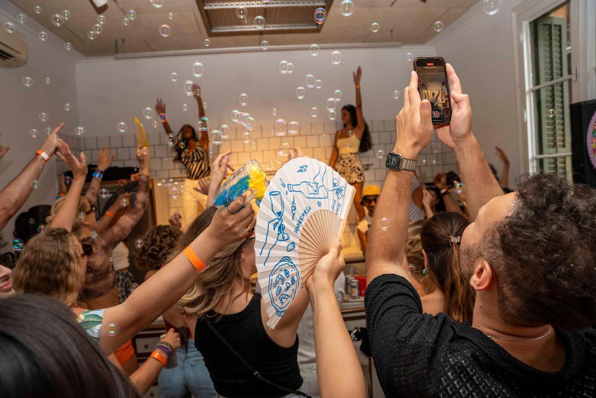 Así son las 'coffee raves', las fiestas matutinas de moda en Barcelona ...