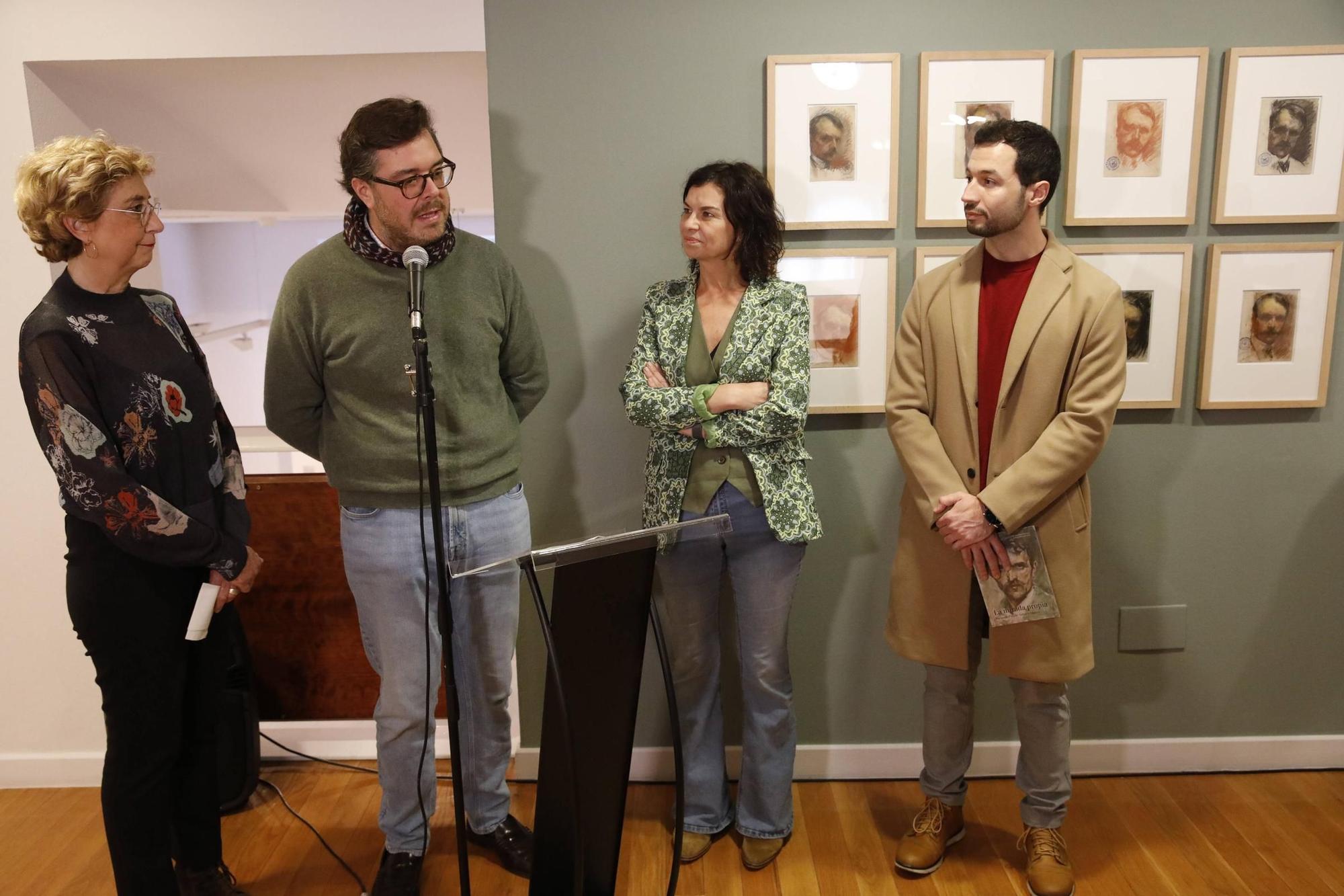 La nueva exposición de autorretratos de Nicanor Piñole abre sus puertas en el museo (en imágenes)