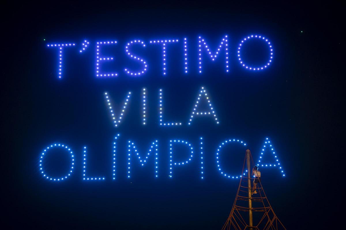 Espectáculo sin pólvora: la Vila Olímpica celebra su fiesta mayor con 400 drones sobre el mar