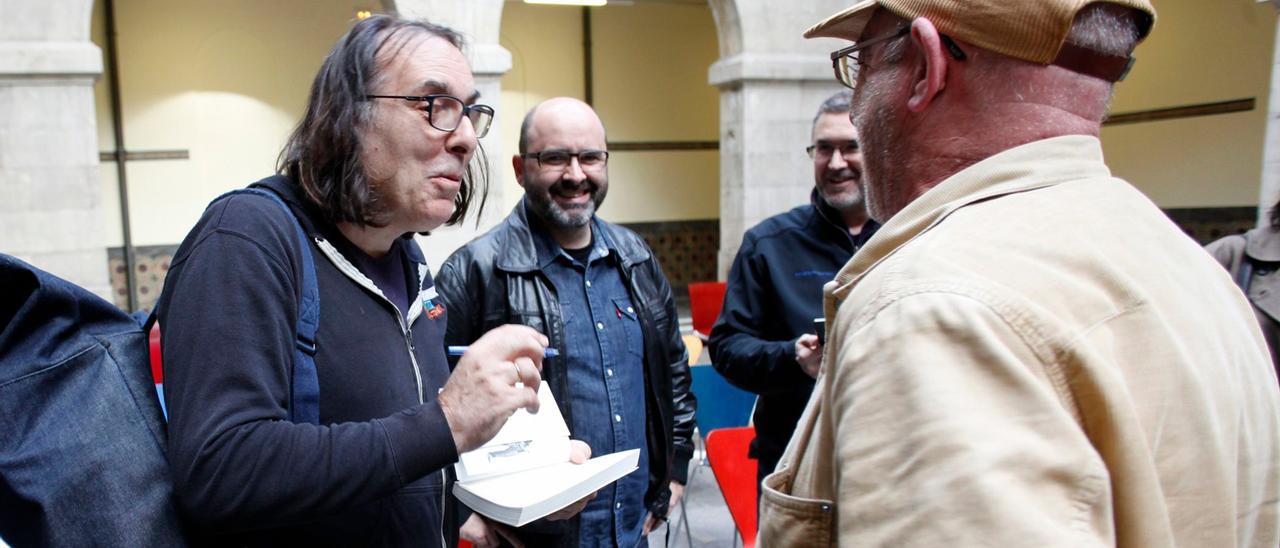 Paco Loco vive del estudio de grabación sin morir en el intento