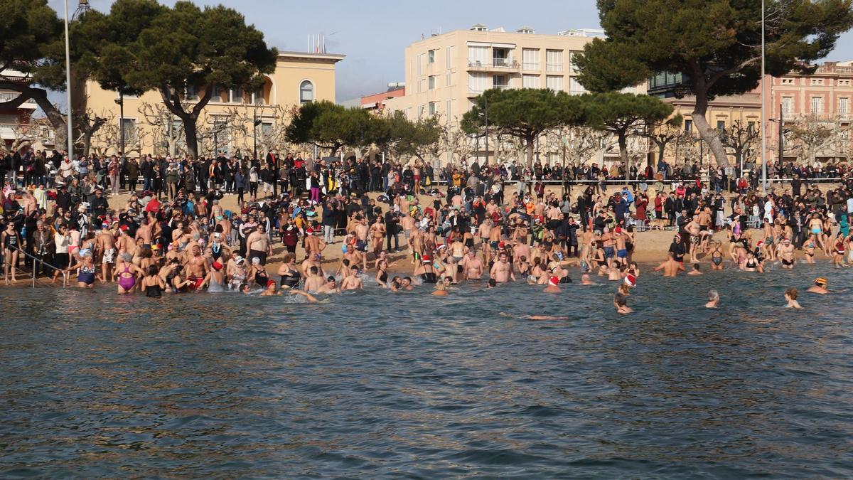 Centenars de persones es posen a l’aigua a Sant Feliu de Guíxols en el ...