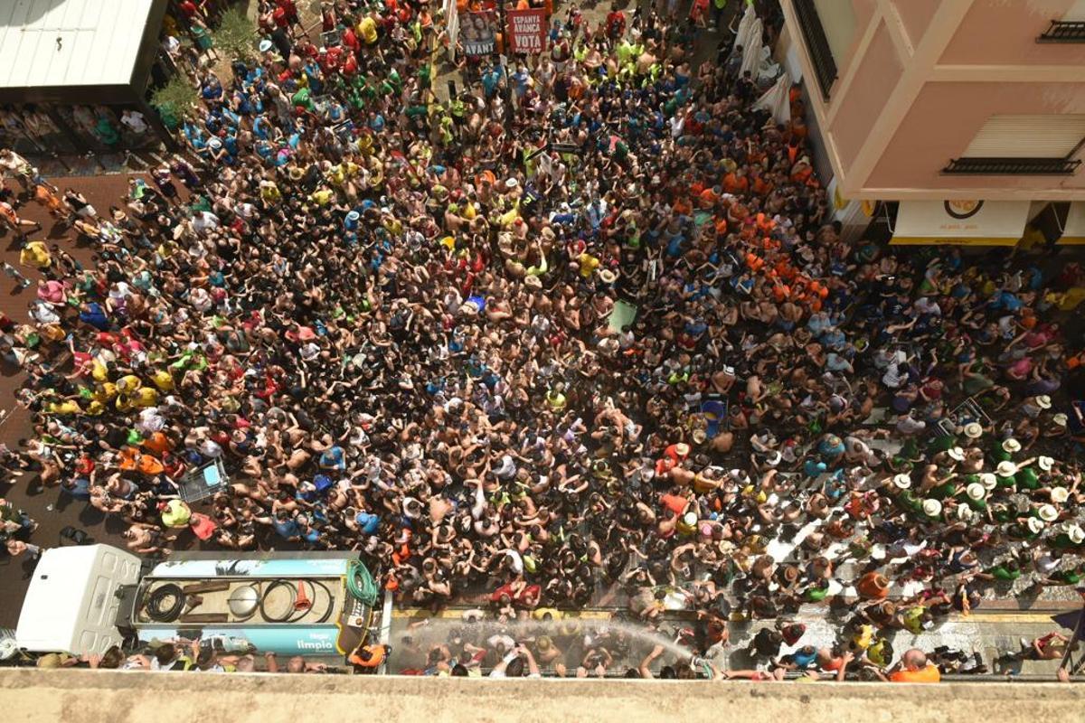 Una multitudinaria 'xopà' abre las fiestas de Sagunt