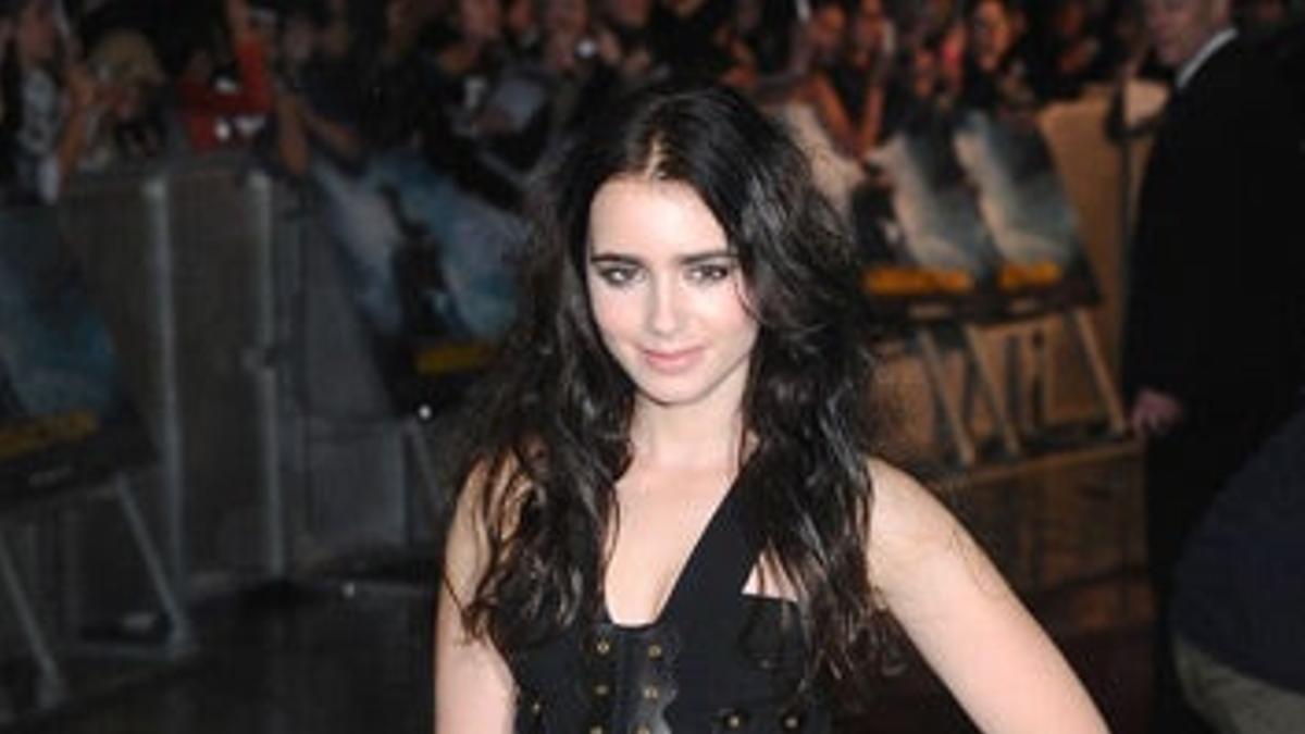Lily Collins, una gótica en la premiere de Abduction - Stilo