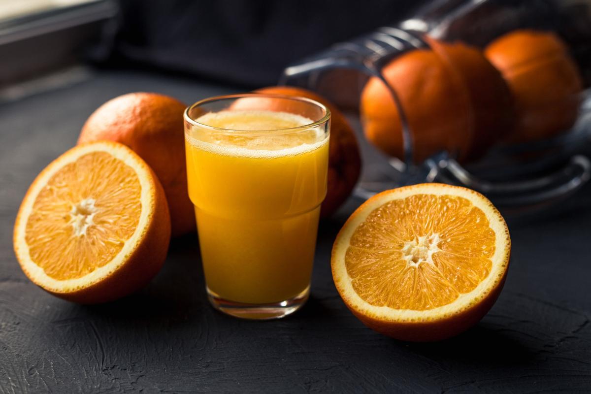 ¿Es bueno tomar zumo de naranja en el desayuno? Una experta aclara las ...