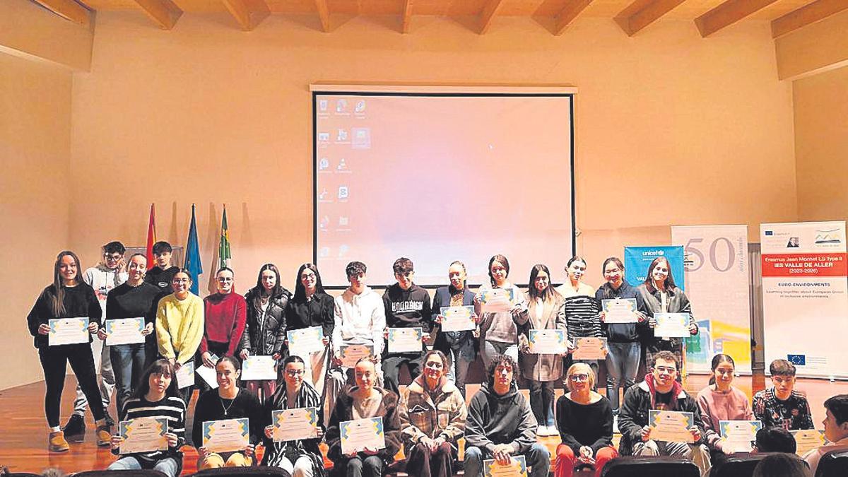 La jefa de comunicación de Unicef en Vietnam, en el IES Valle de Aller