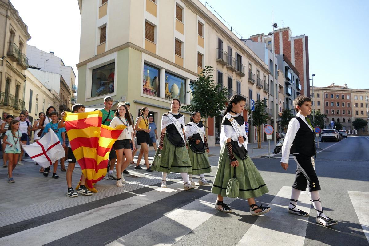 EN IMATGES | Figueres rep la Flama del Canigó i la reparteix arreu de l ...