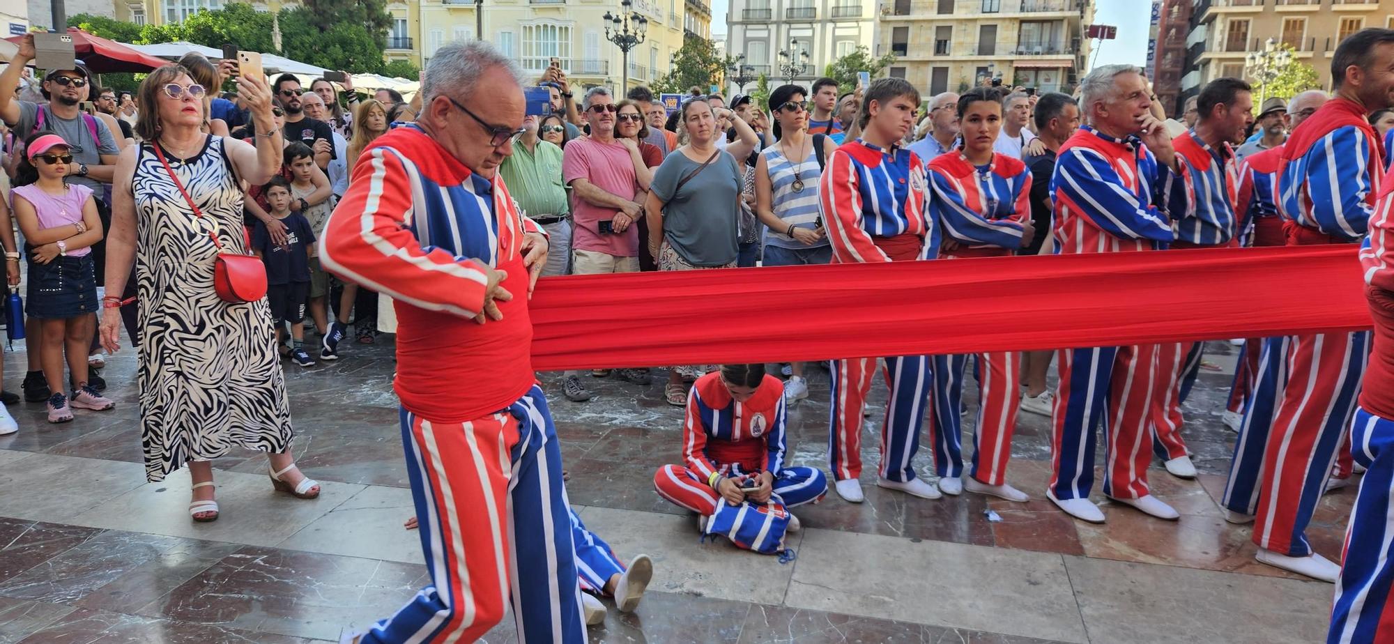 Espectacular exhibición de "Muixeranga" en las calles de València