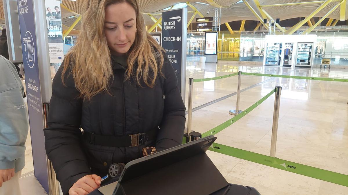 Rocío Gil vota en el pleno de la Diputación... desde el aeropuerto