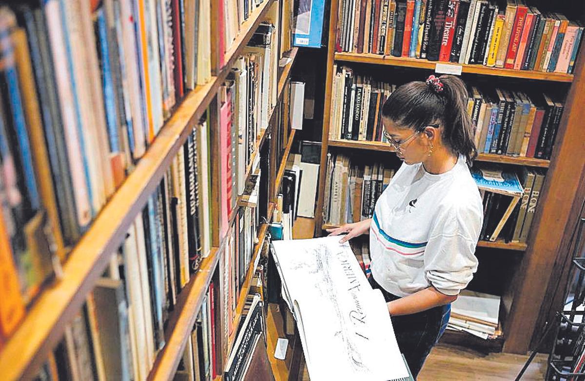 Christopher Neira y Cecilia Sánchez han salvado del cierre la librería ...