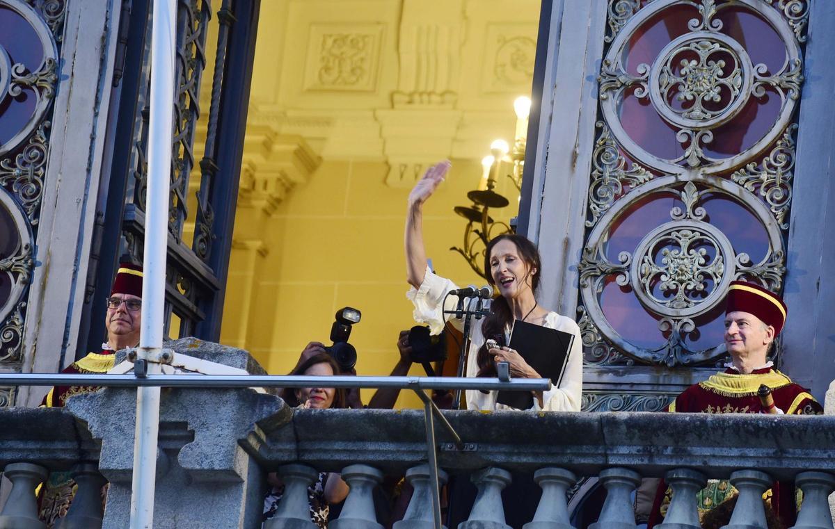 El pregón de Rosa Cedrón abre las fiestas de María Pita 2025