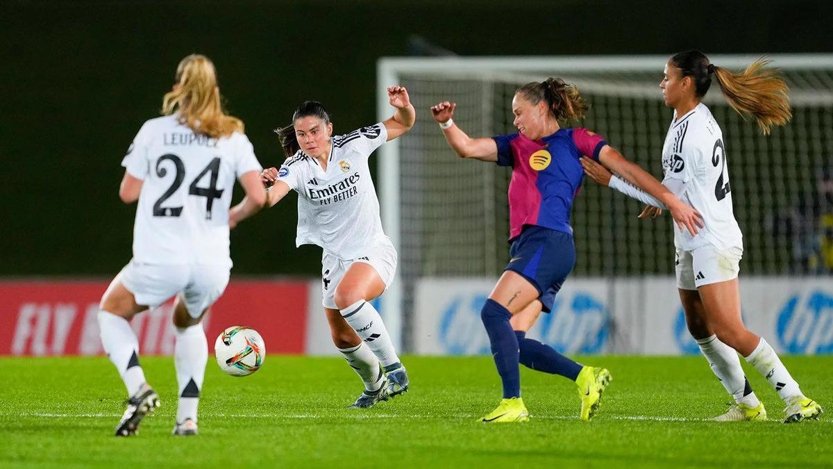 María Méndez sufre en su primer Clásico la dictadura del Barça