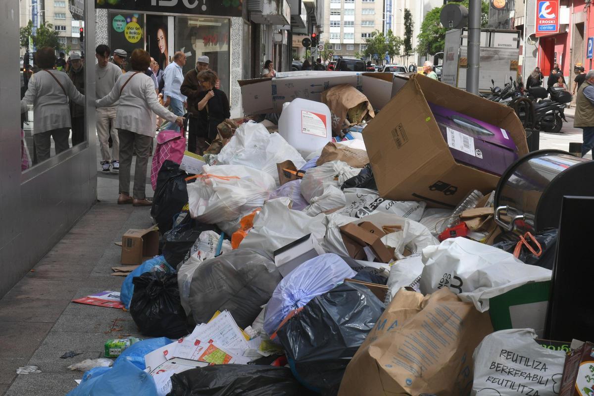 Basura acumulada entre la calle Barcelona y Agra del Orzán
