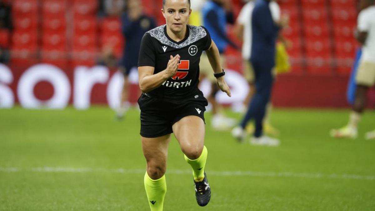 La árbitra asturiana Eliana Fernández debuta en Primera - La Nueva España