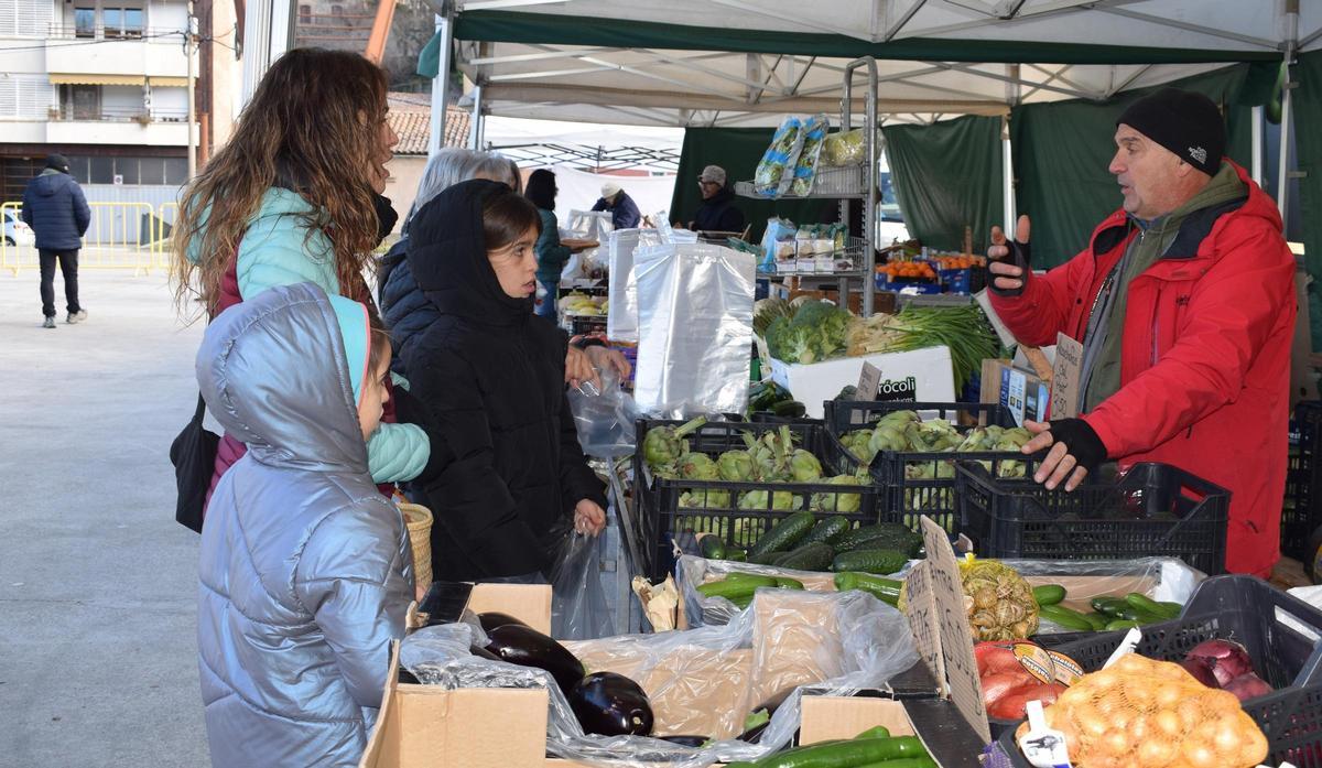 El mercat setmanal de Gironella estrena ubicació amb més espai, nous ...