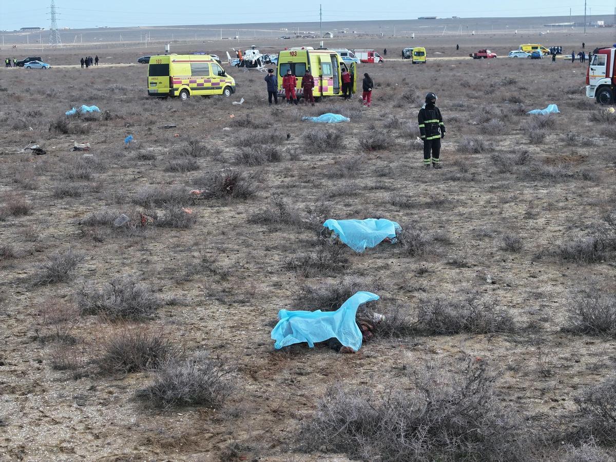 Un avión con 67 personas a bordo se estrella en Kazajistán