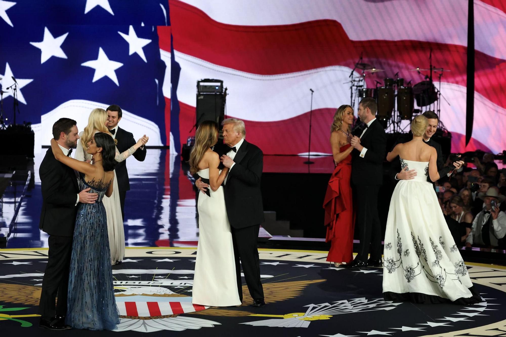 VESTIDO USHA VANCE | Usha Vance, con vestido de lentejuelas azul, demuestra que no solo Melania ...