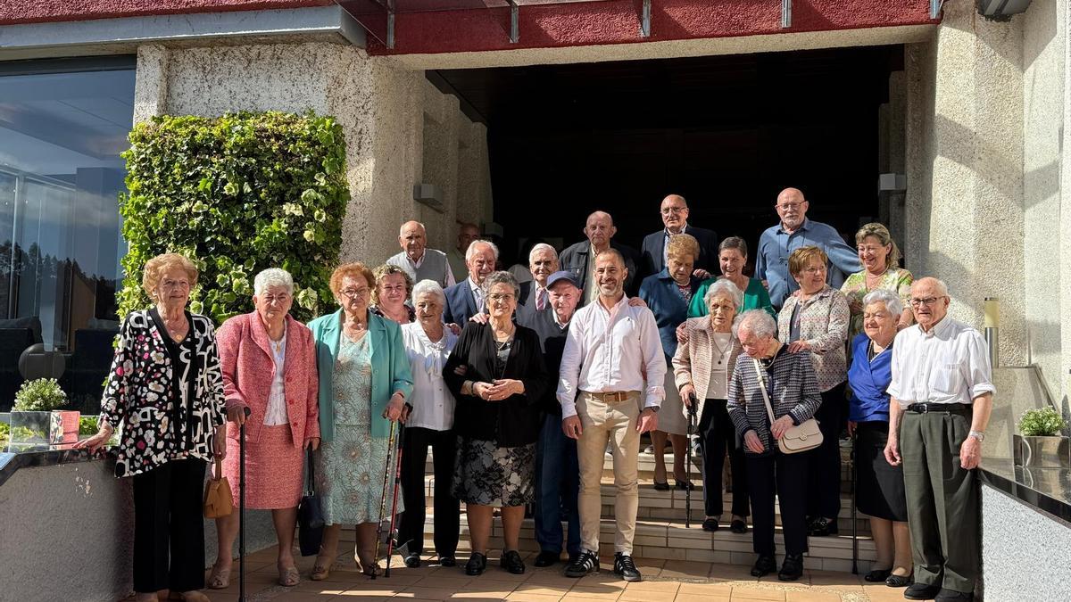 El Hogar del Pensionista de El Berrón rinde homenaje a sus diez socios de mayor edad en una ...