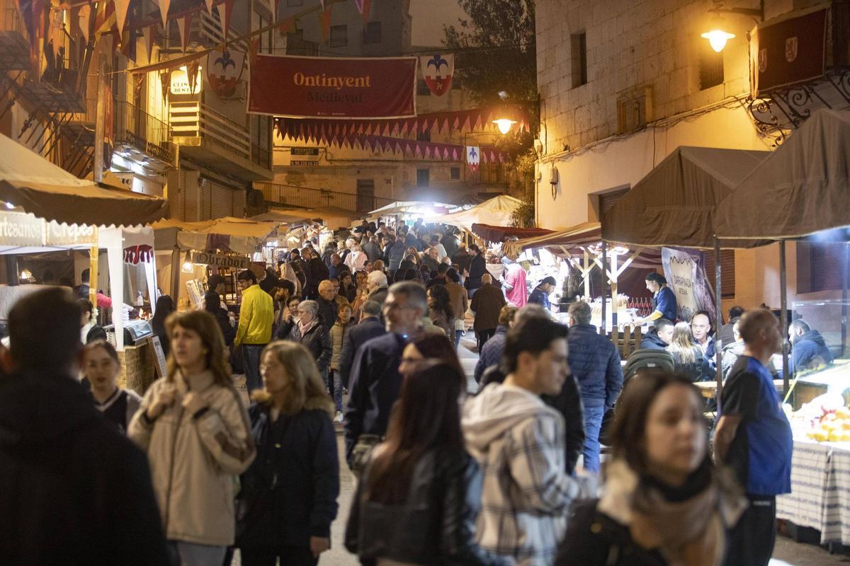 Mercado medieval | Ontinyent Medieval atrae miles de vecinos y ...