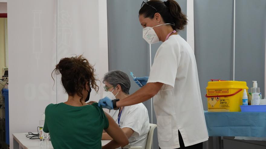 Sanitat ultima la cuarta dosis contra el covid que deja 7 muertos en ...