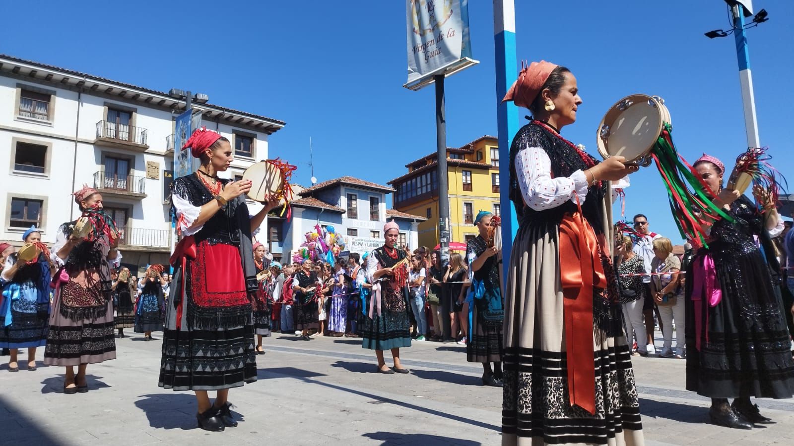 EN IMÁGENES: Llanes recoge a la Virgen de La Guía con emoción