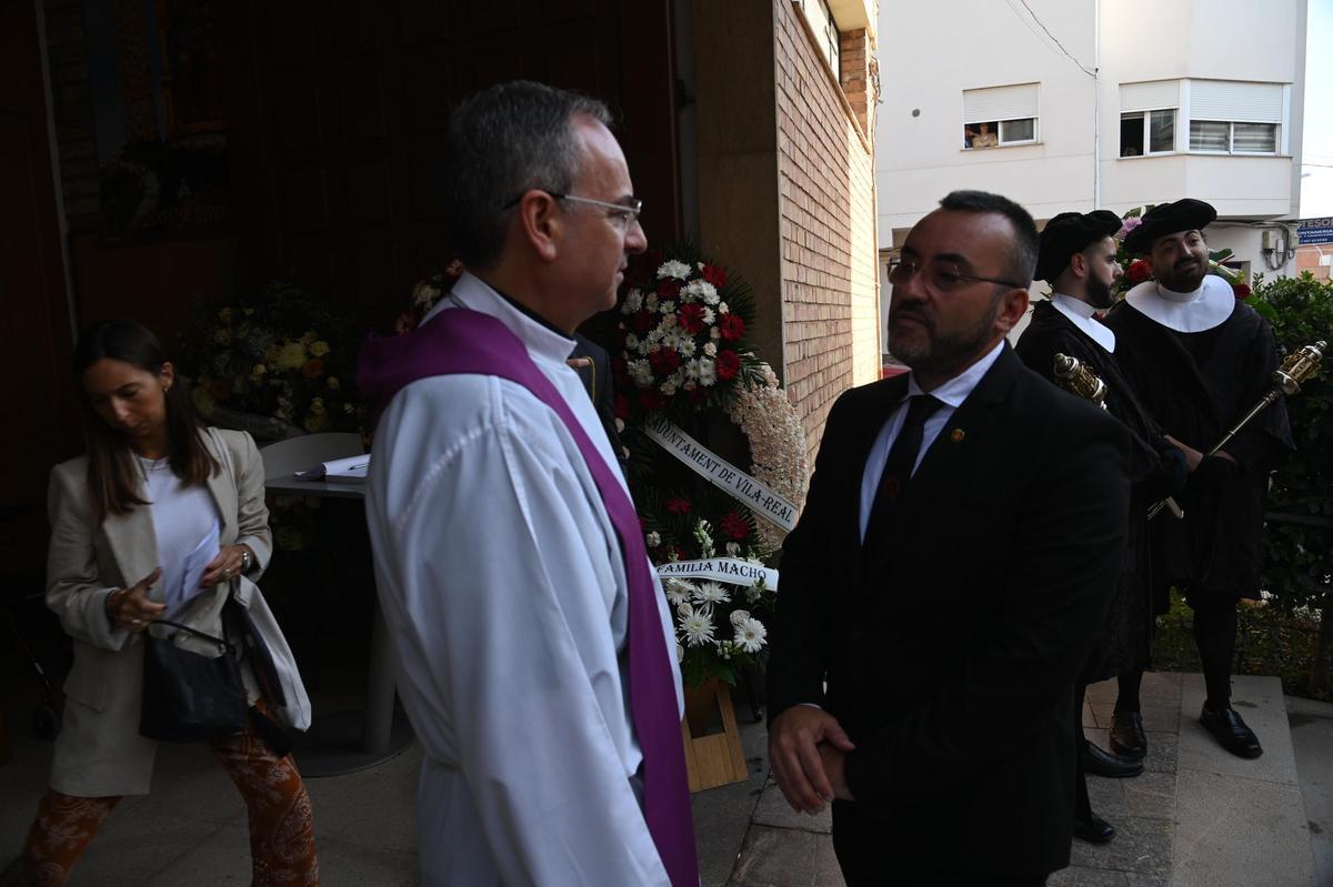 La imágenes del emotivo funeral de mosén Guillermo Sanchis, Hijo ...
