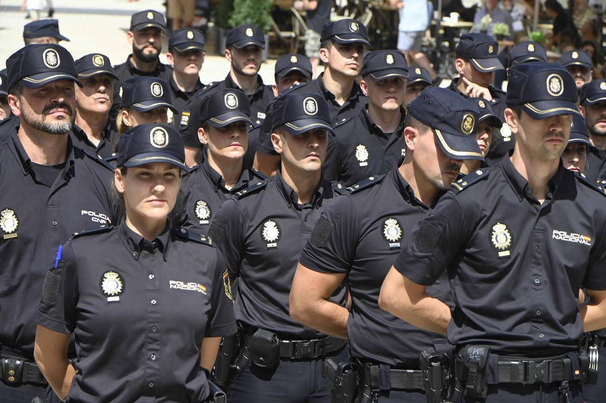 Presentación de un centenar de agentes en prácticas de la Policía ...
