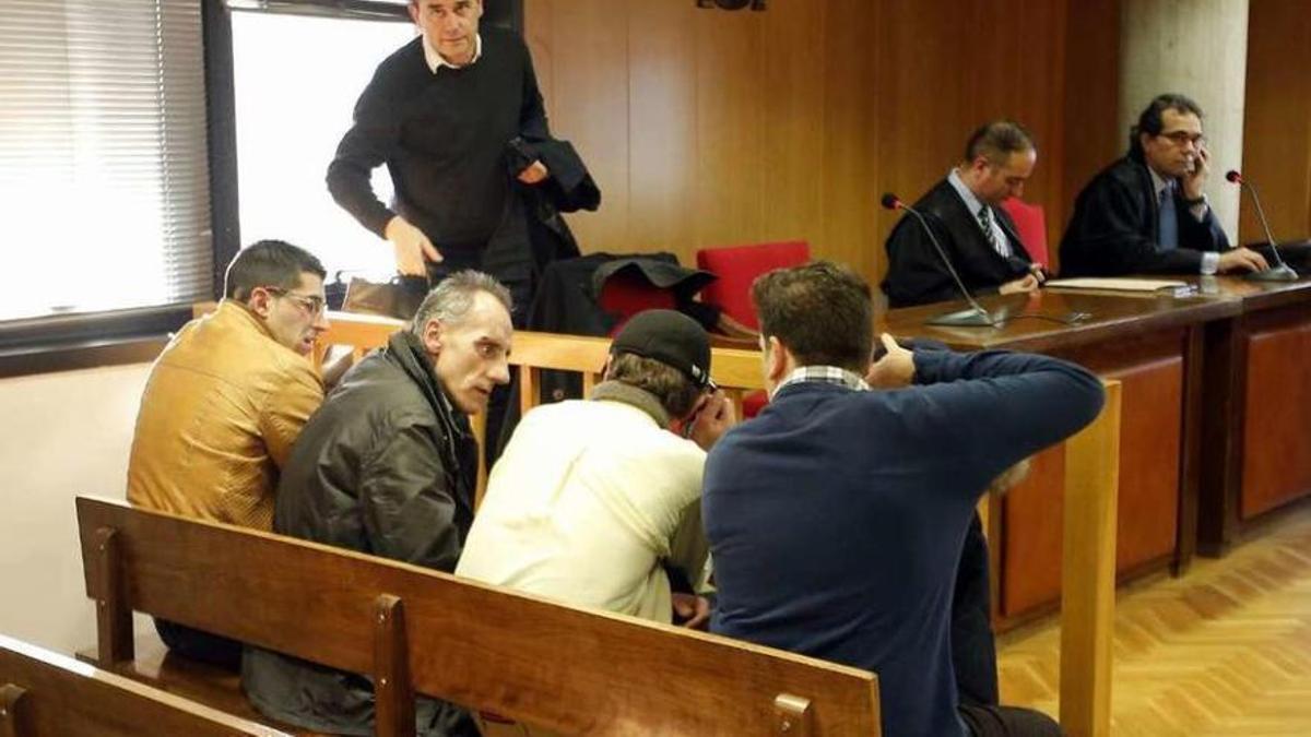 El juzgado reabre el atraco del banco en A Bouza para tomar declaración ...