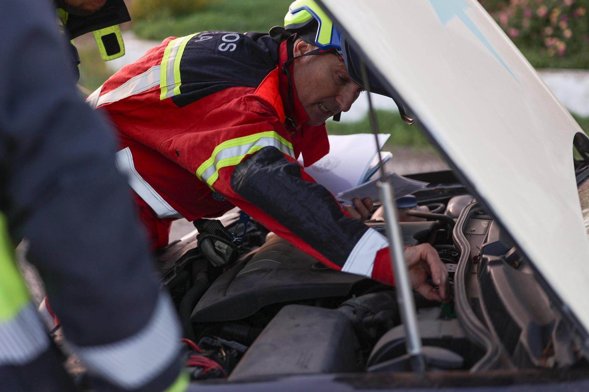 Galería: Los bomberos de Ibiza aprenden a domar vehículos eléctricos ...