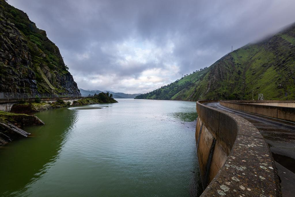 LUGARES EXTRAÑOS | Así es el gigantesco agujero que engulle el lago ...