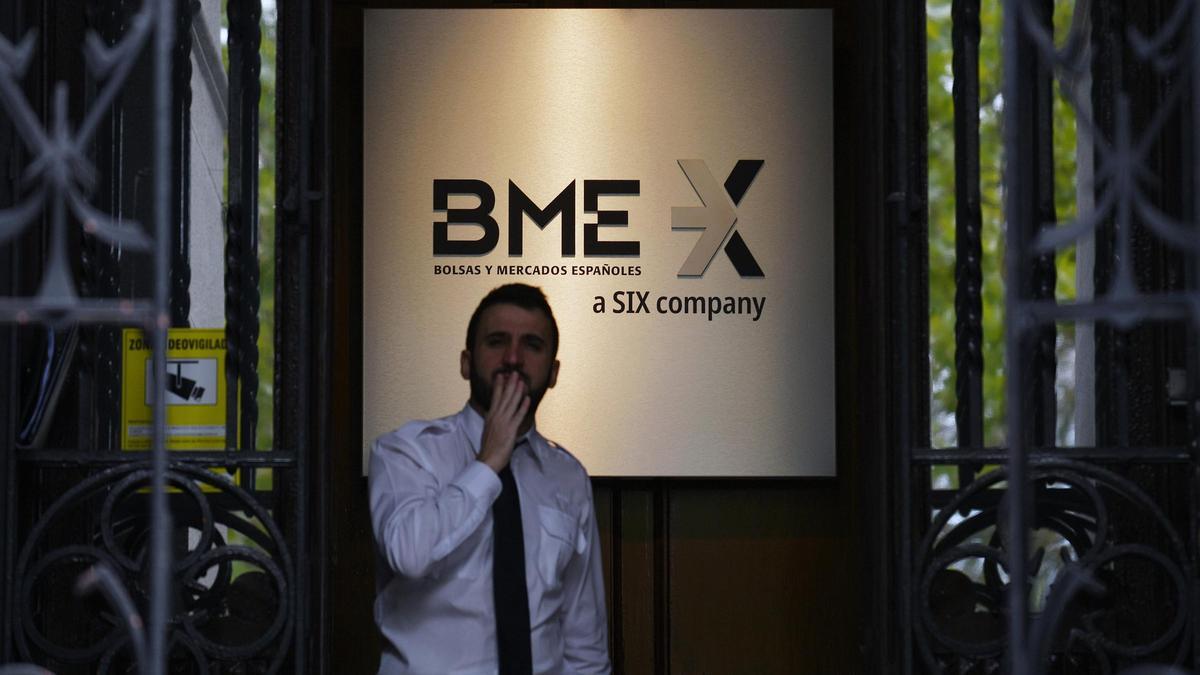 El Ibex 35 baja cerca de un 0,40% en la sesión y pierde los 12.000 enteros