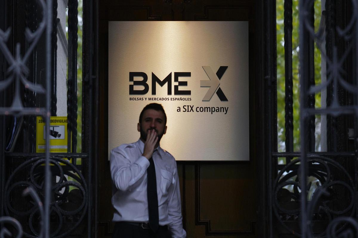 El Ibex 35 baja cerca de un 0,40% en la sesión y pierde los 12.000 enteros