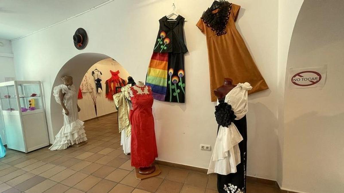 Blanes exposa 72 vestits de prêt-à-porter fets amb paper