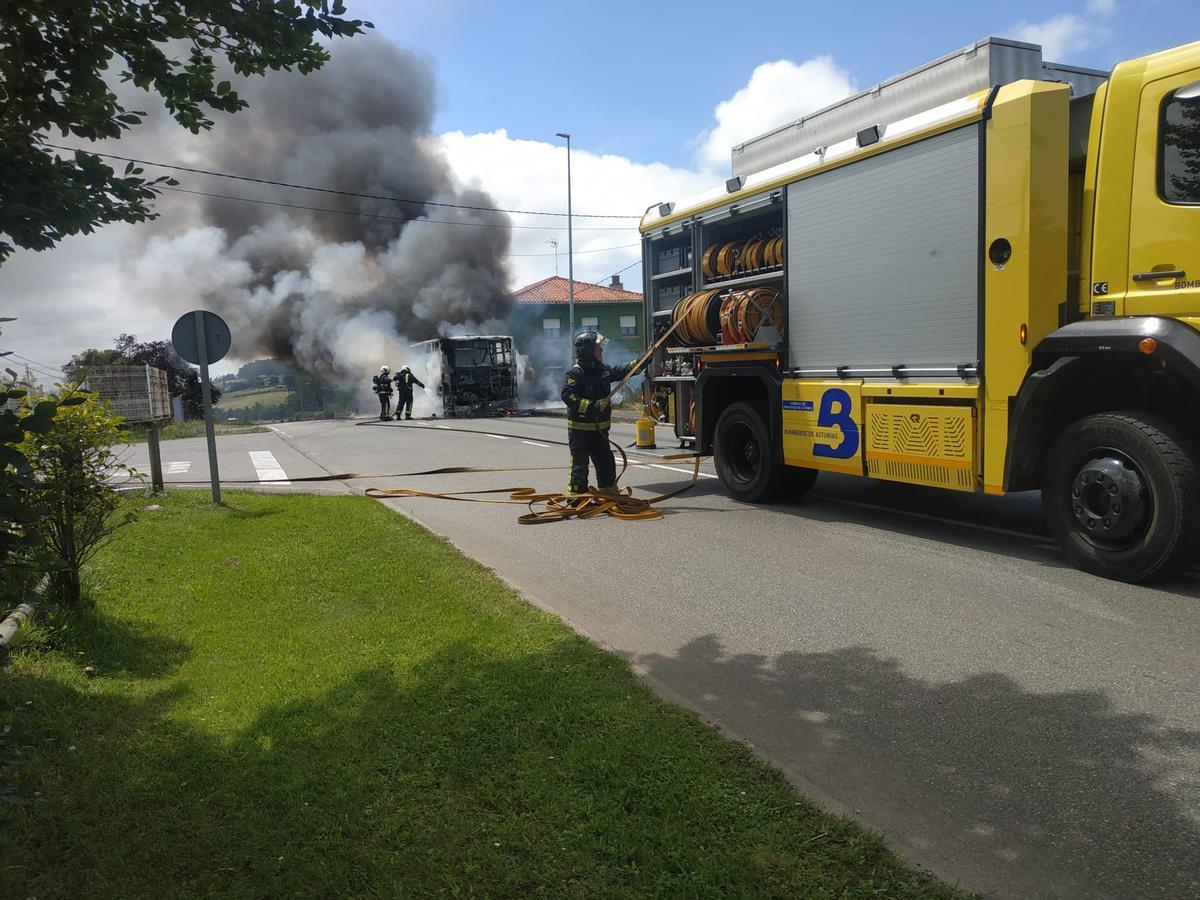 Arde un autobús en Gozón