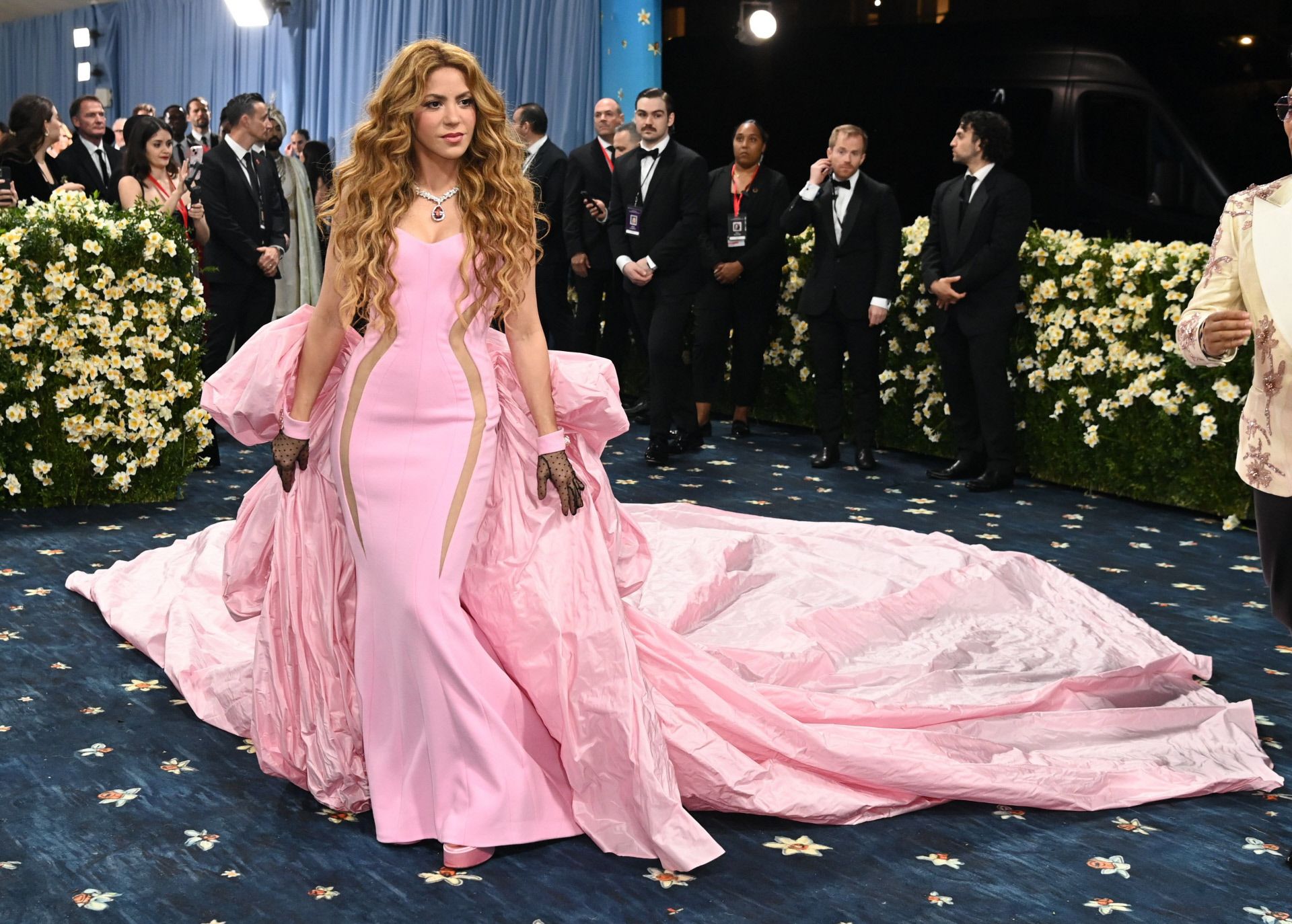 SHAKIRA MET GALA 2025 | Cero dudas, el vestido rosa Barbie con ...