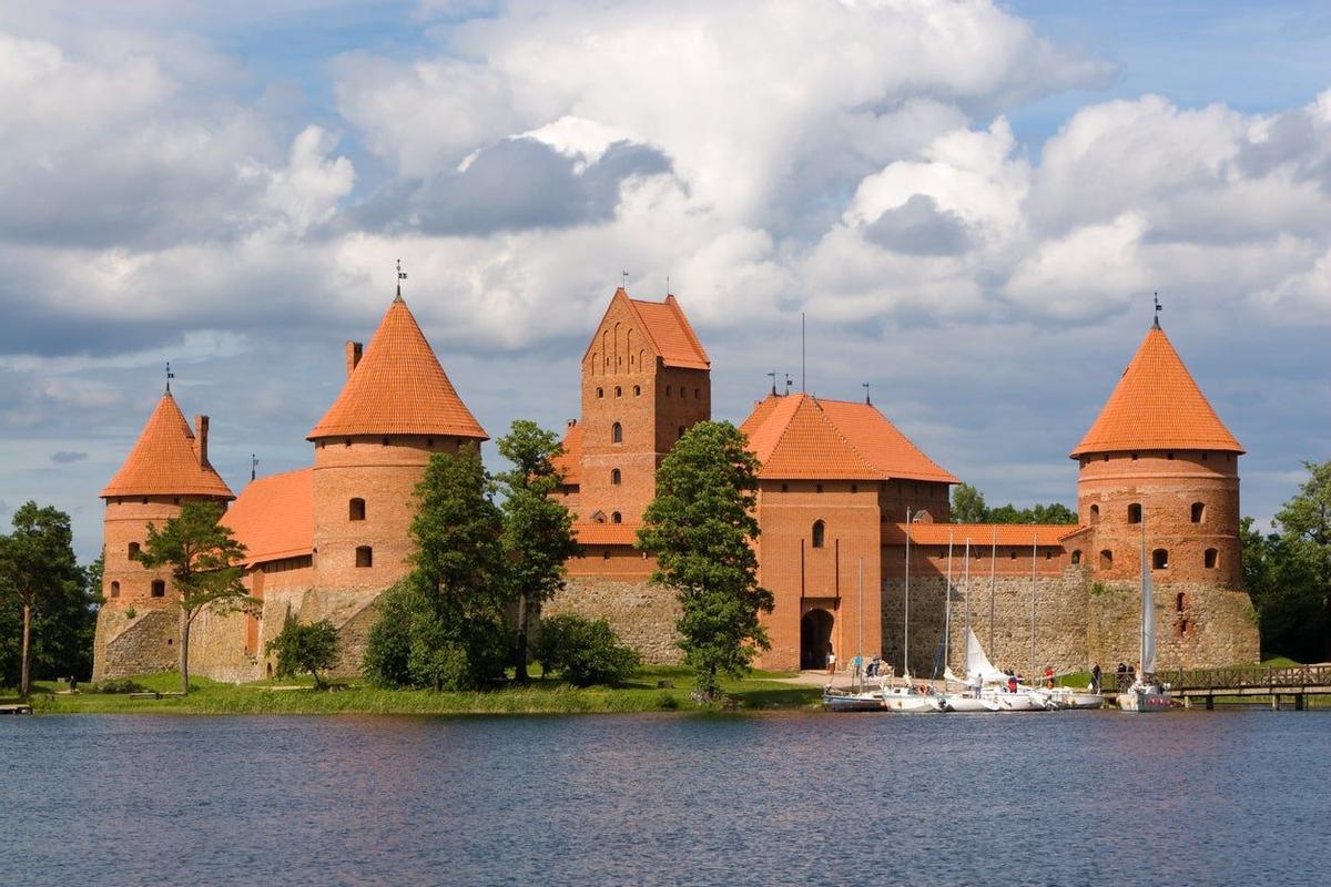 Trakai, el castillo reflejado en un lago o la postal más hermosa del ...