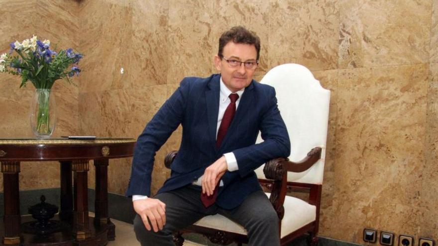 El filólogo Richard Bueno, en la Academia Americana del Español