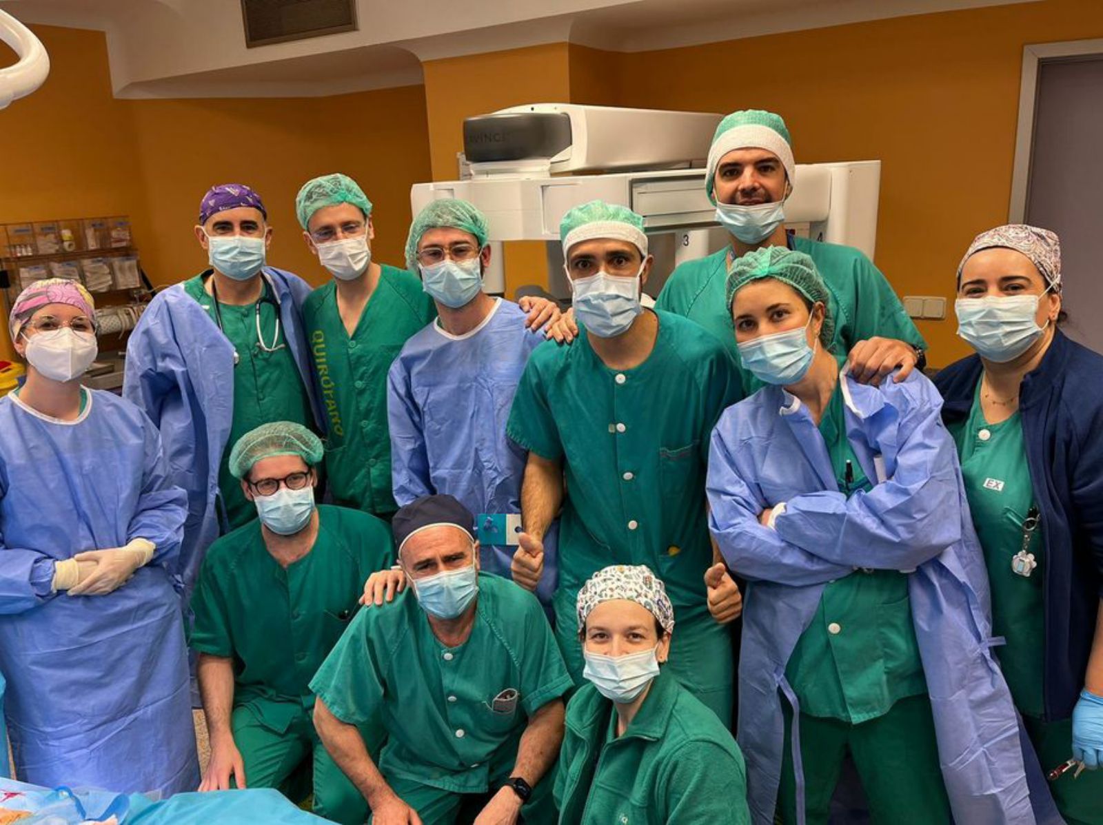 La primera obra de arte de los robots "Leo" y "Nardo" en los quirófanos ...