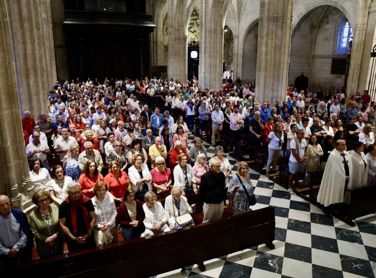 Peregrinos de todo el mundo, de oración ante el Santo Sudario de Oviedo ...