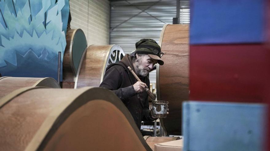 Així estan fent el muntatge de les carrosses per a la Cavalcada de Reis ...