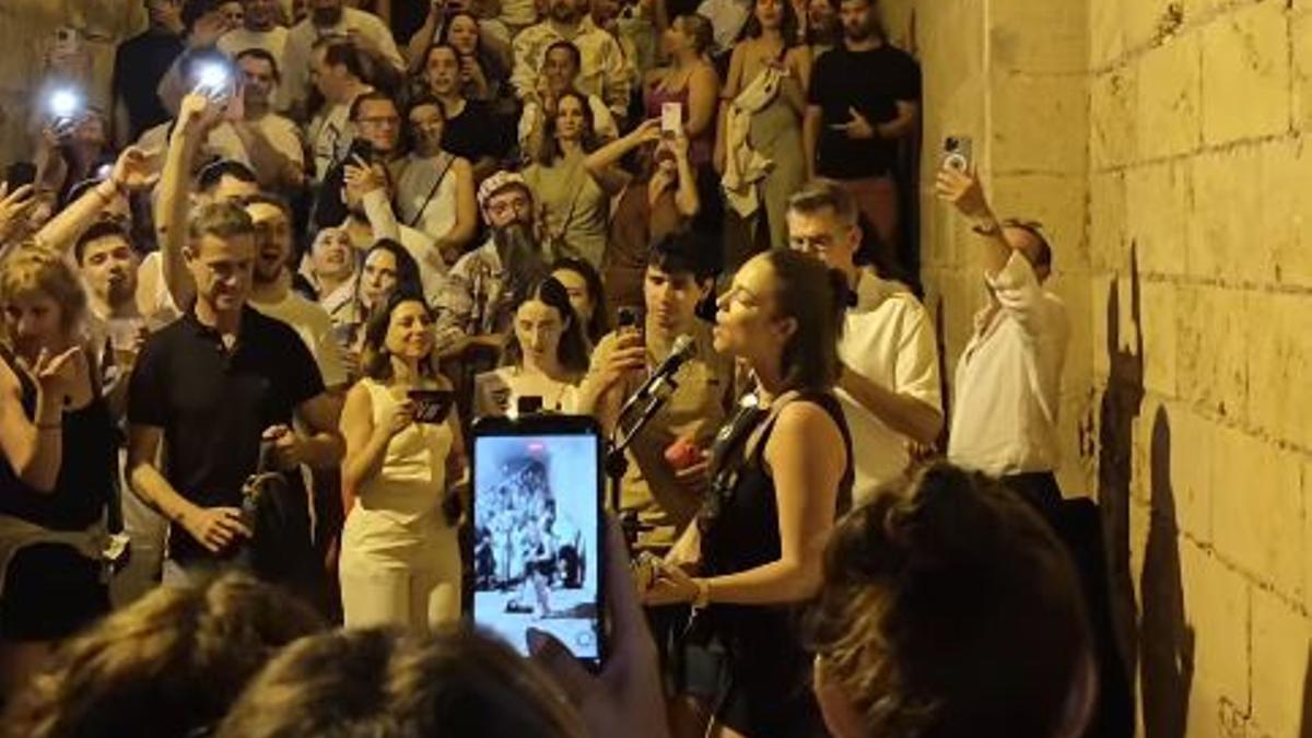 FAMOSOS EN MALLORCA | La estrella callejera Allie Sherlock sorprende ...