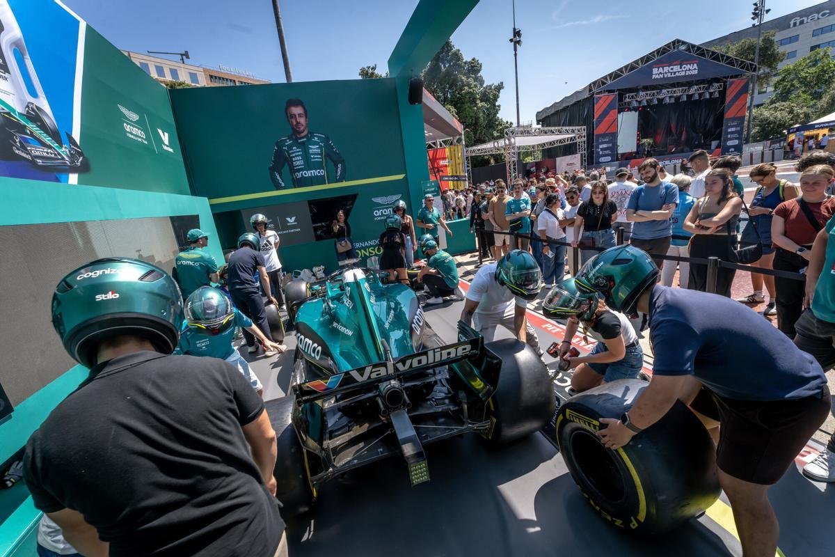 Una multitud se acerca a la Fan Zone de F1 Plaza Catalunya