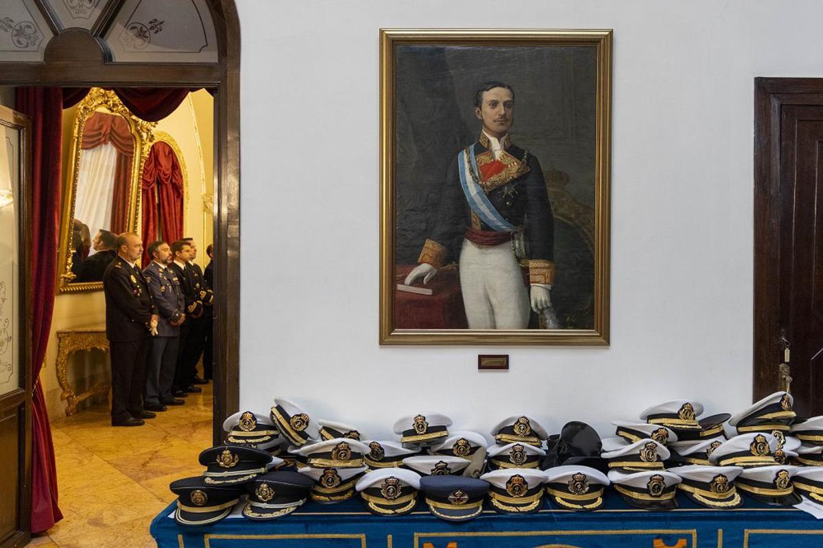 Las imágenes del vicealmirante Victoriano Gilabert Agote tomando ...