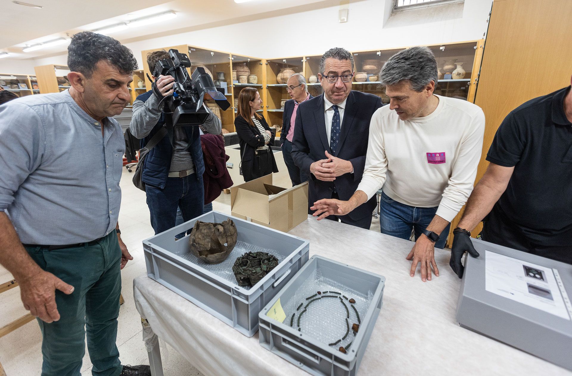 Toni Pérez visita el montae de la nueva exposición del MARQ