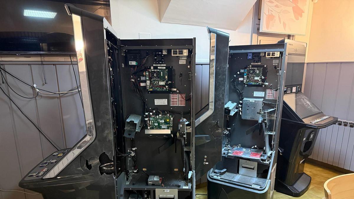 ROBATORI PLANES HOSTOLES | Rebenten la porta d'entrada d'un bar de les ...