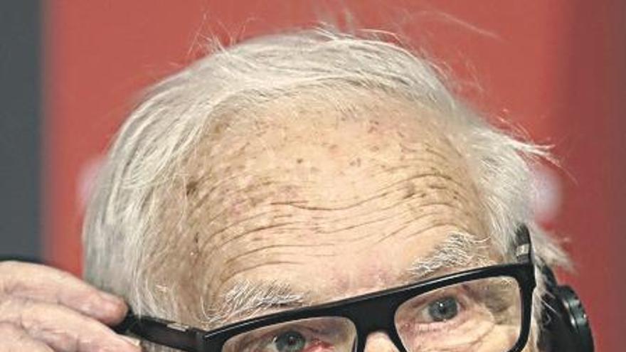 Adiós a Pierre Cardin, el diseñador futurista