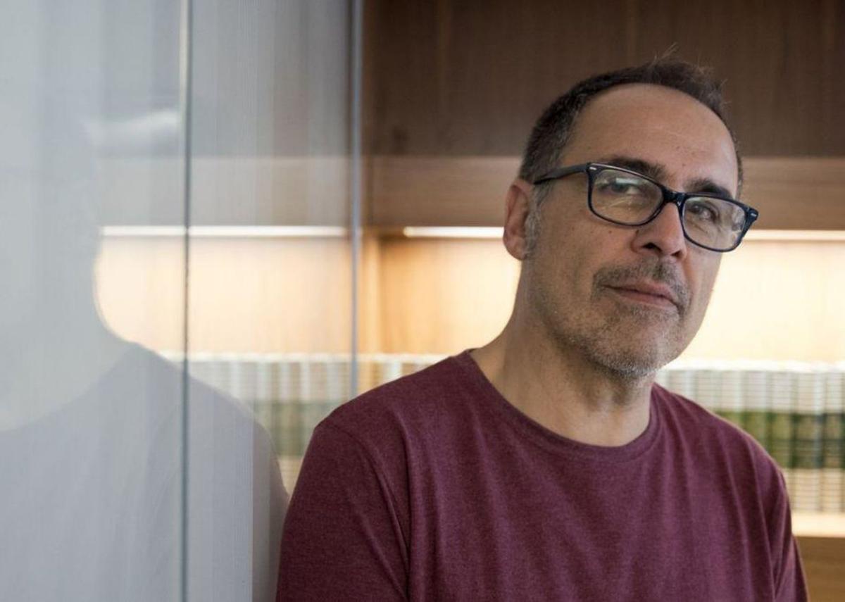 El escritor José Luis Correa presenta su nueva novela en Destilerías ...