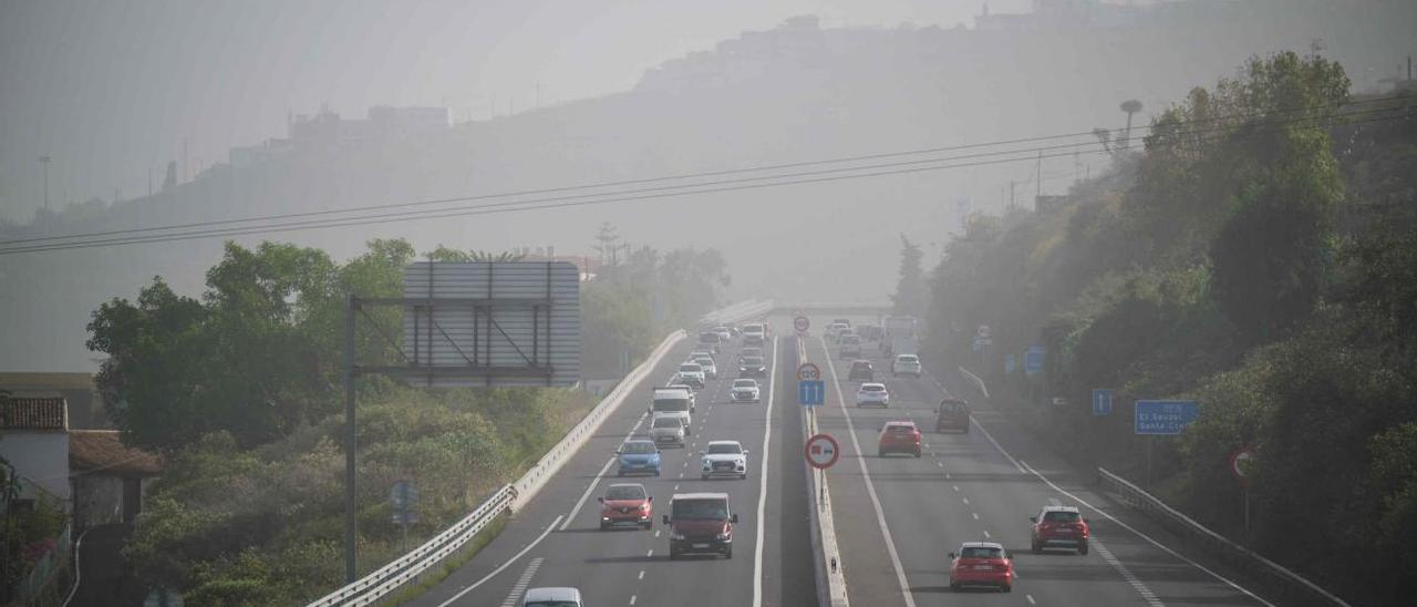La densa calima teñirá de polvo el cielo de Canarias hasta el miércoles